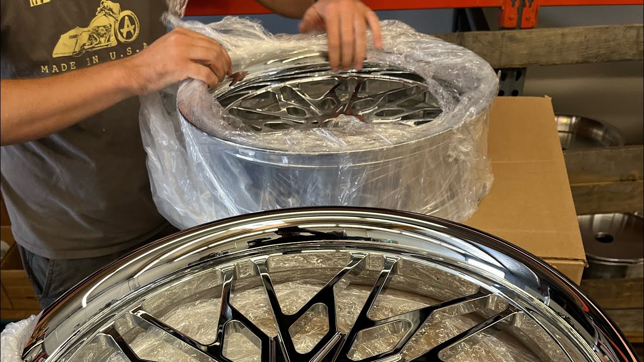 CUSTOM 32INCH RIMS + PROGRESS ON 2015 ROADGLIDE! - YouTube