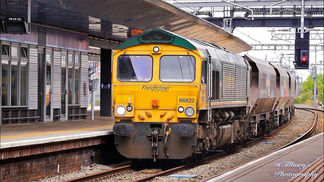Class 66: FL 66622 Thrashes Out Of Reading - YouTube