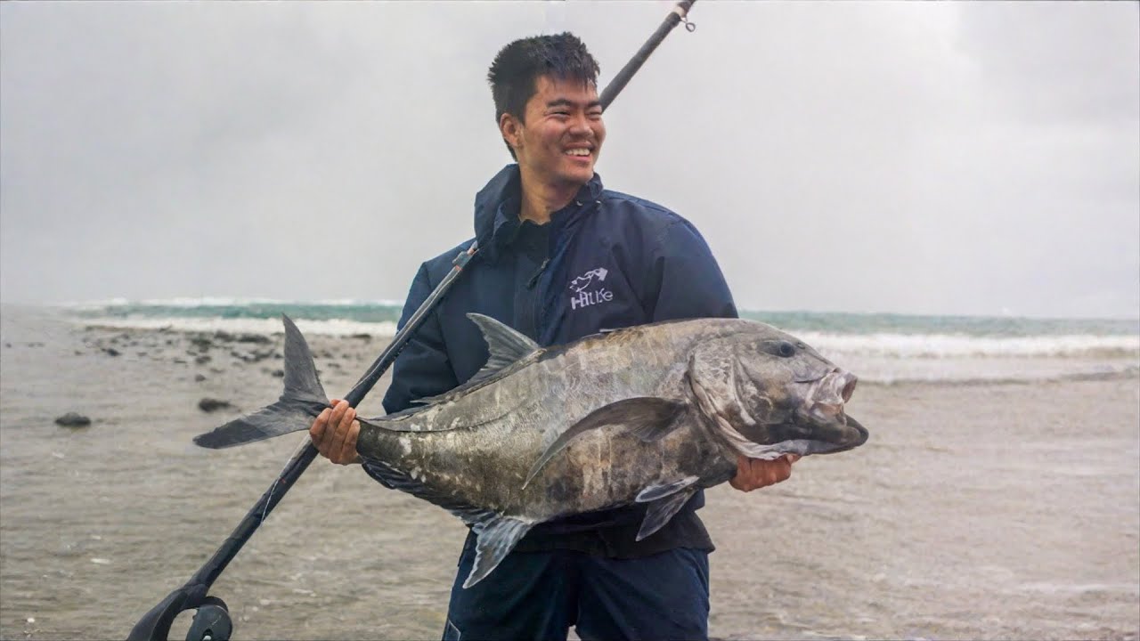 33Lb Ulua on the Baitcast! | Intense Fight | Hawaii Fishing - YouTube
