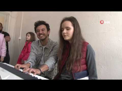 İzmir'de görme engelli 11 yaşındaki Ameliya'ya Buray'dan duygulandıran sürpriz