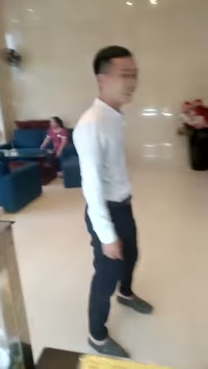 Khi supin đi catwalk - YouTube