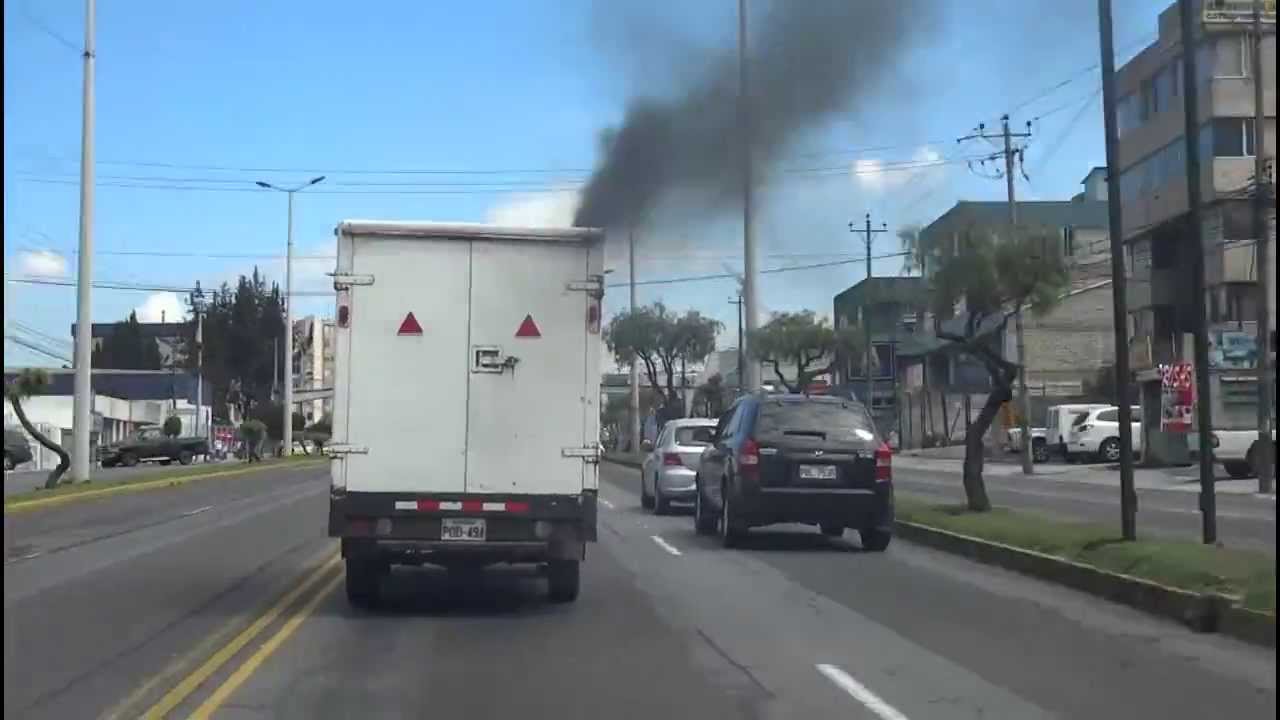 Camiones contaminan en Quito - YouTube