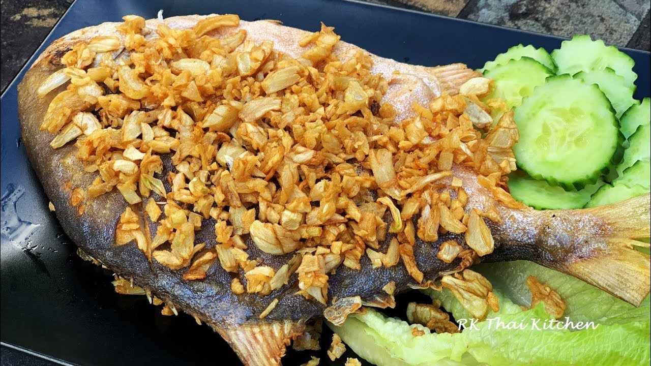 ปลาจาระเม็ดทอดกระเทียม Fried pompano fish with garlic - YouTube