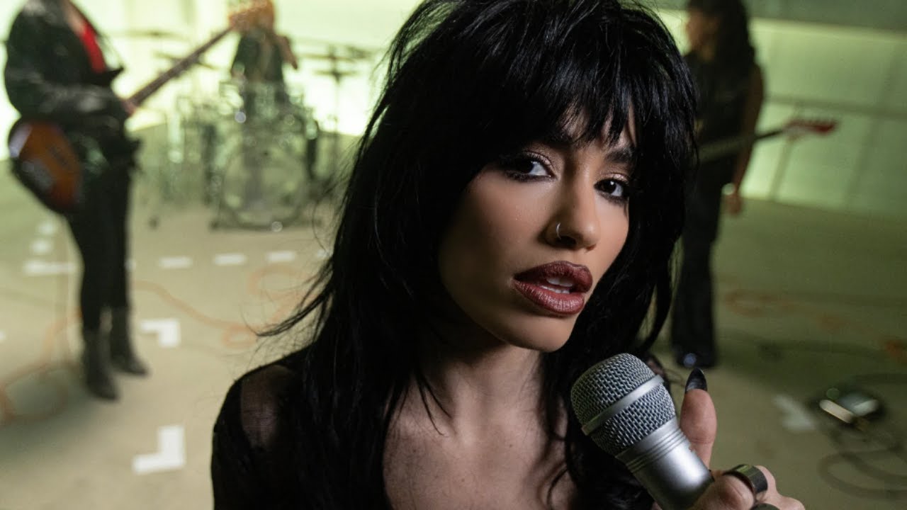 Lali Espósito lanzó “Fanático”, una canción rockera con indirectas para ...