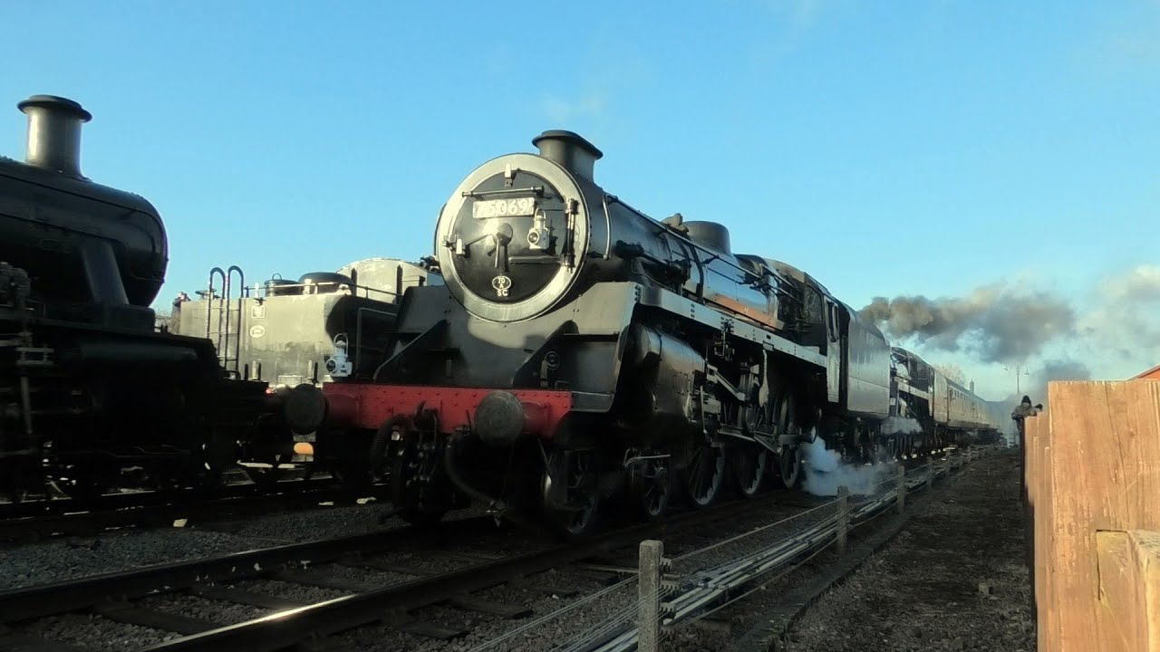 MEGA RARE!!!! TWO DOUBLE headed steam trains passing!! Great Central ...