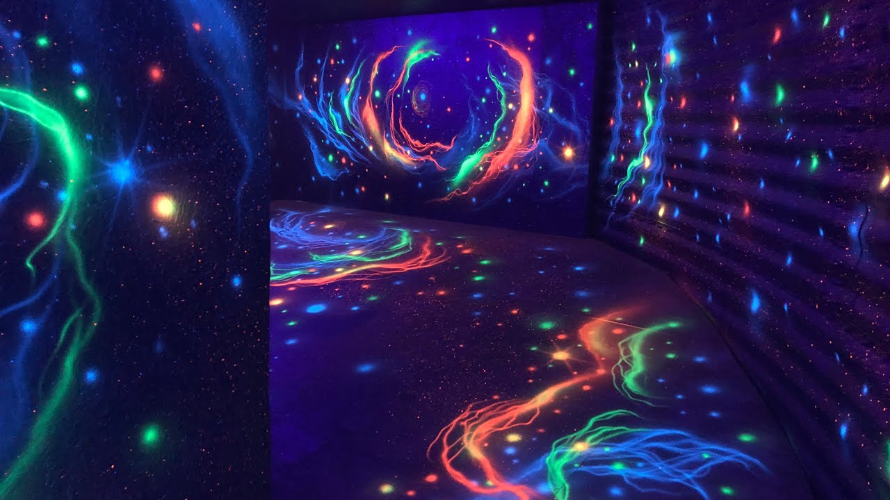 Airbrushing Dayglo Black light 3D at Scream Acres, Atkins Iowa...Ames ...