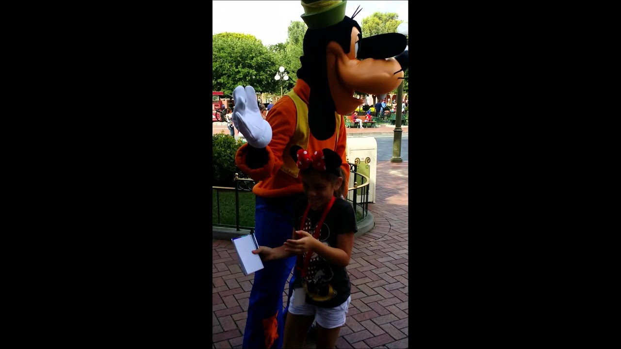 Goofy gives a Hug - YouTube