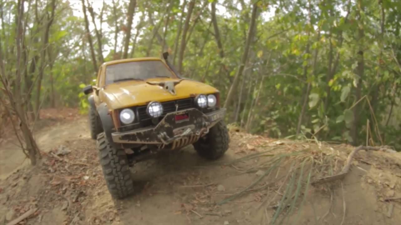 modified toyota Hilux Crawling in the dirt - YouTube