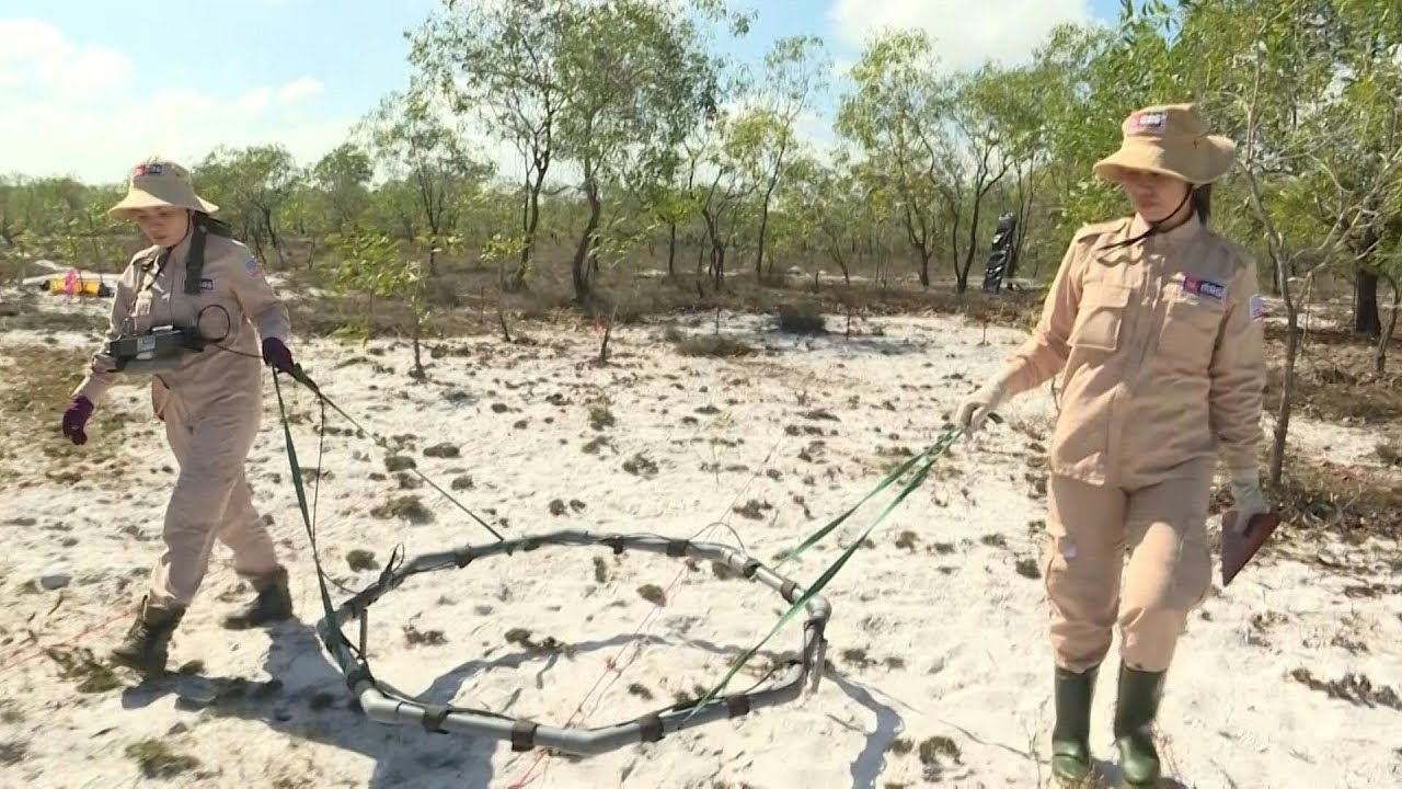 Vietnamese women strive to clear war-era mines | AFP - YouTube