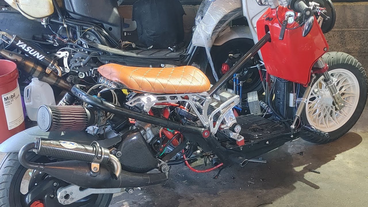 Honda ruckus 180cc two stroke swap walk around. monster ruckus! - YouTube