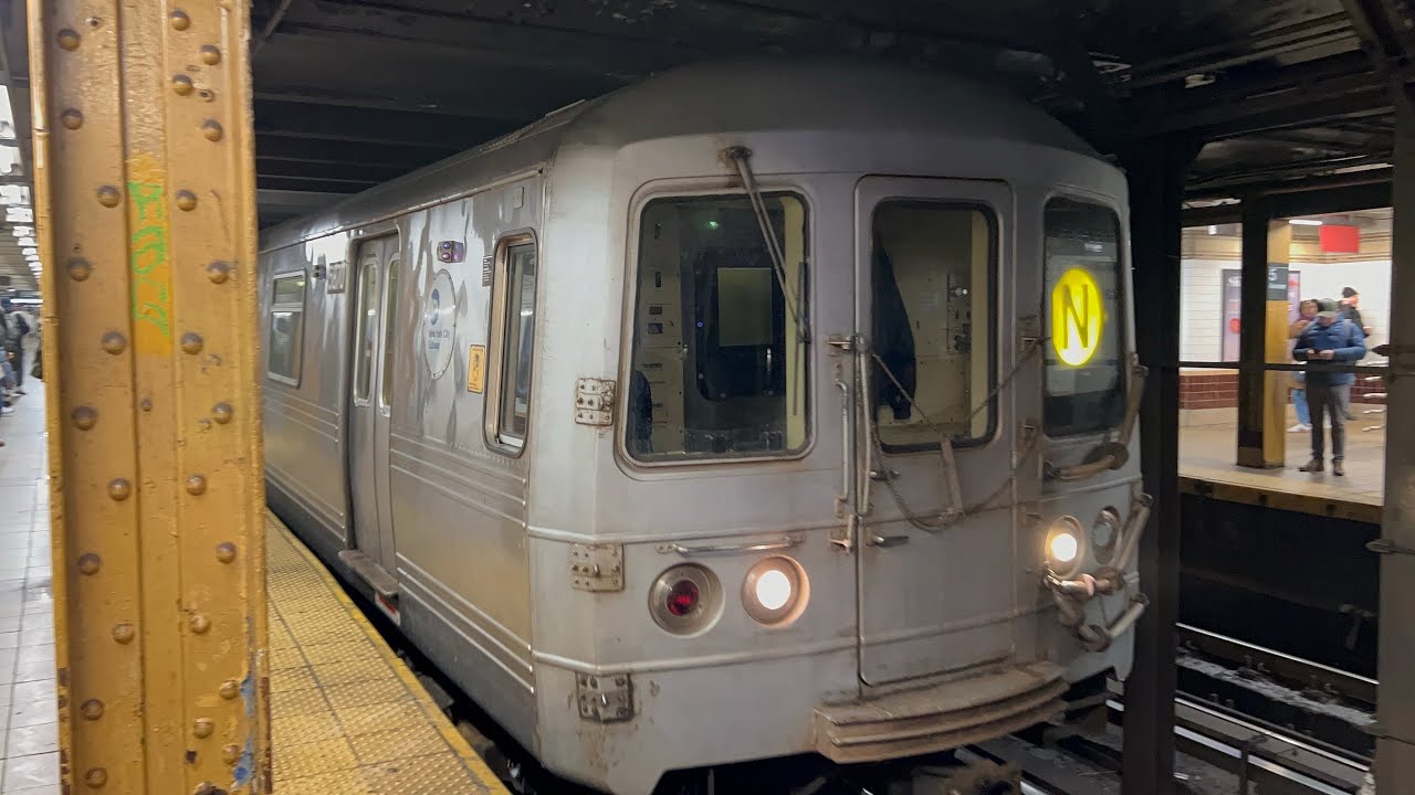 MTA NYCT: N, R, and W train action at 5th Avenue-59th Street - YouTube