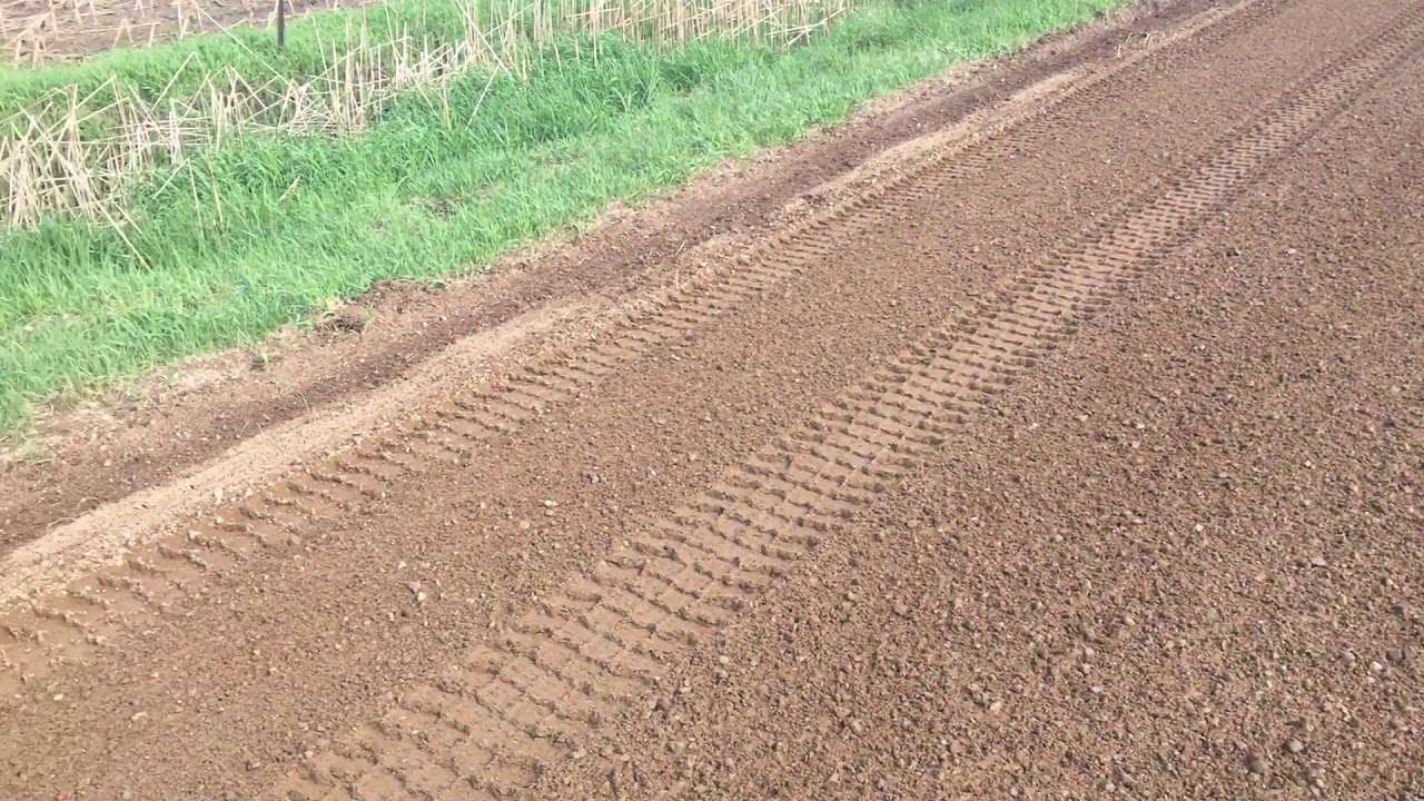 How to pull shoulders on a gravel road - YouTube
