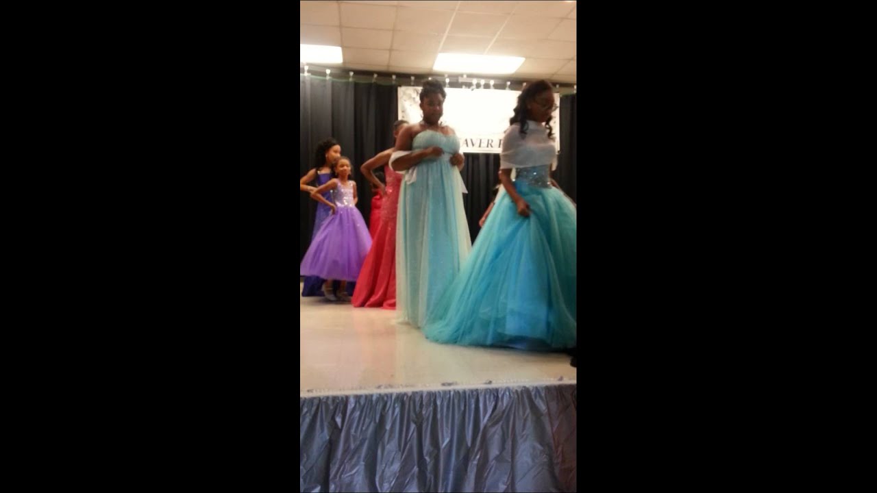 Pageant contestants walk out - YouTube