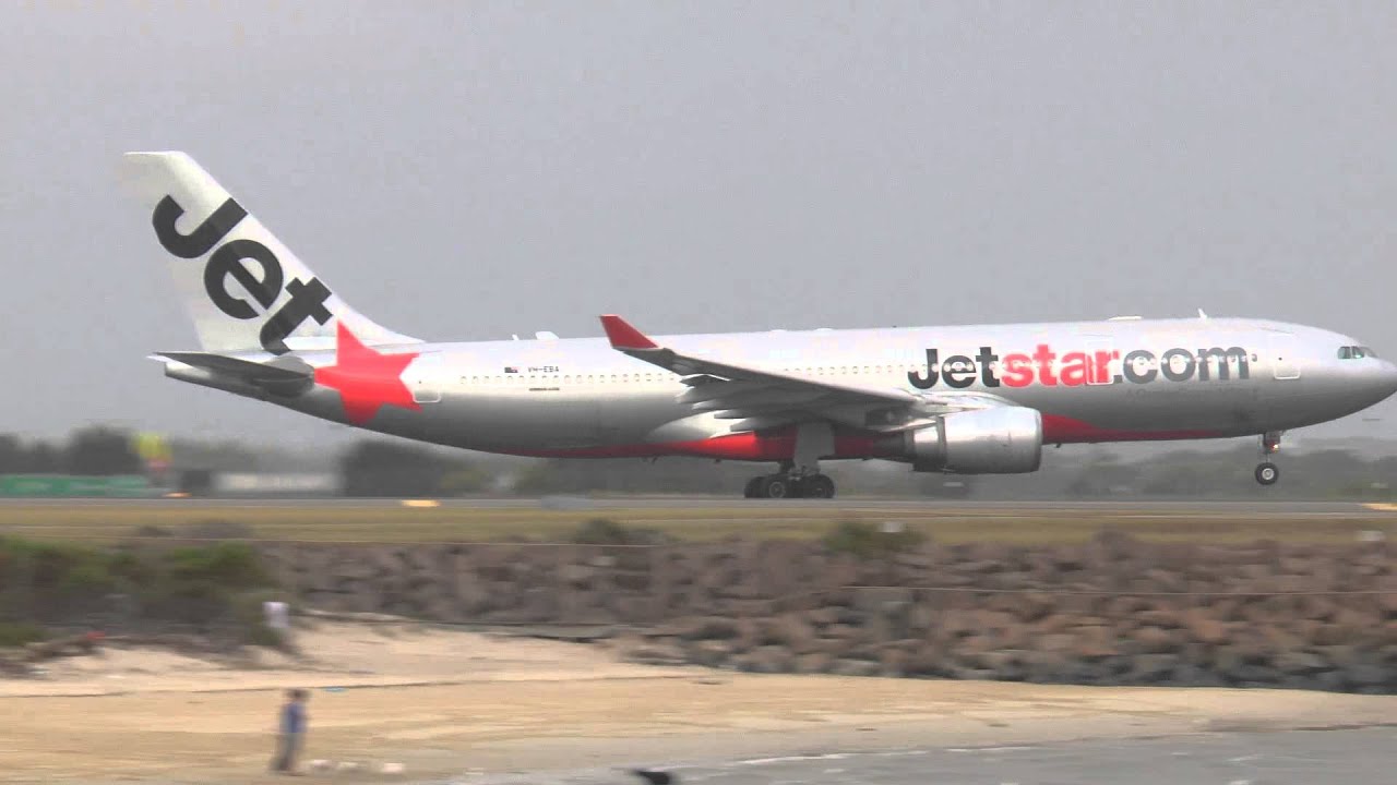 Emirates 777 Go Around as Jetstar 330 is Taking Off ! - 1080p - YouTube