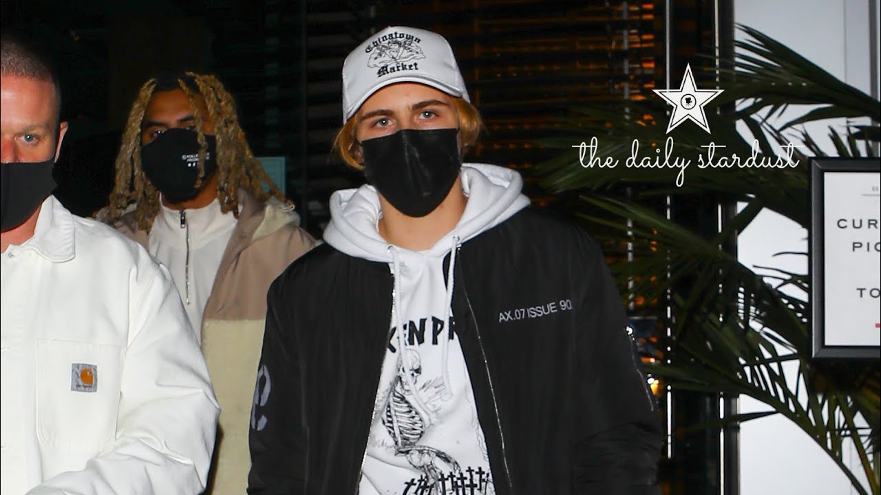 The Kid LAROI takes pictures and FaceTimes a fan - YouTube