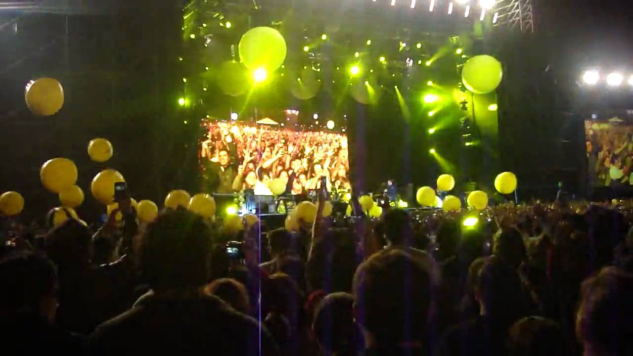 Coldplay - Yellow (Bogotá, Colombia) - YouTube