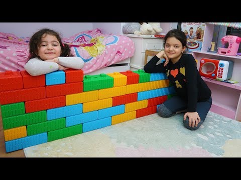 RENKLİ LEGOLARLA DUVAR ÖRDÜK - Elif Öykü and Masal  a made Room Wall