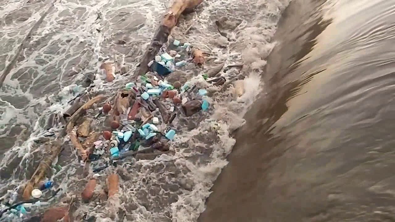 Heavy Current on Schuylkill River - YouTube