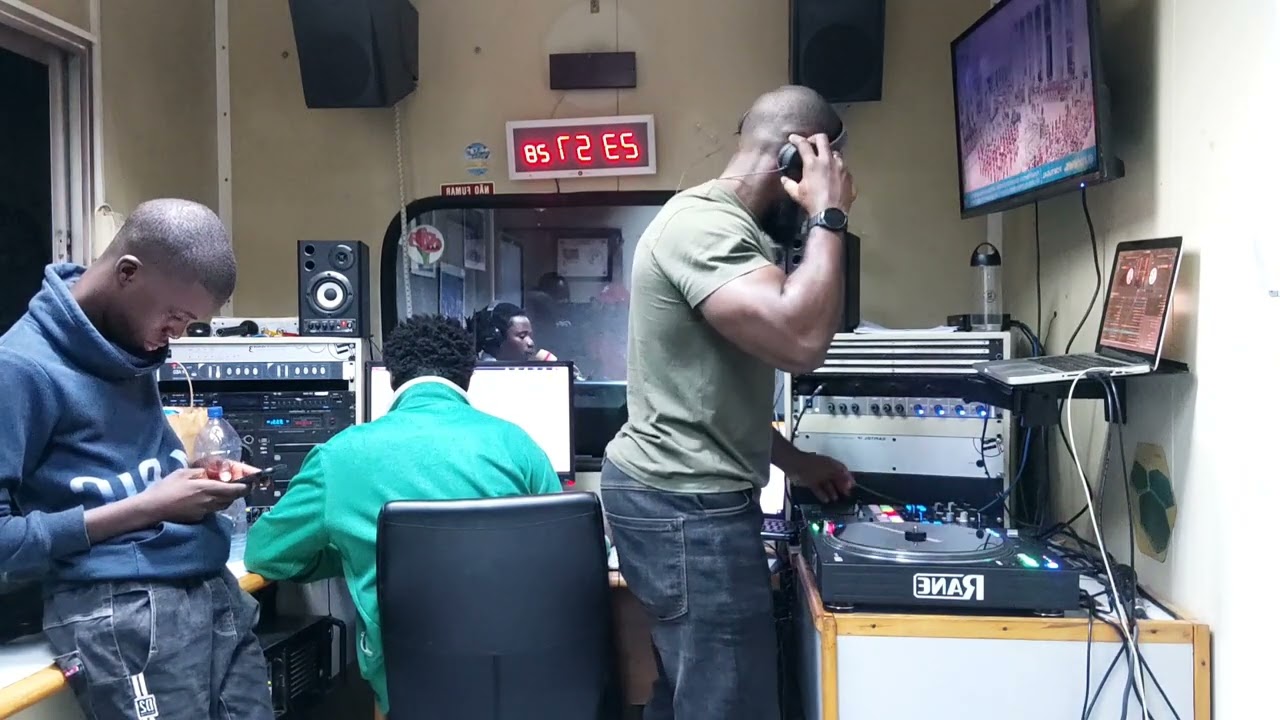 Live freestyle com @DJee M 7F e DJ Nini B - YouTube