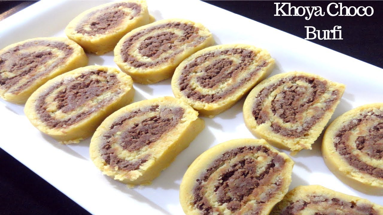 मावे और चॉकलेट के स्विस रोल मिठाई Chocolate Barfi Roll | Khoya Burfi ...