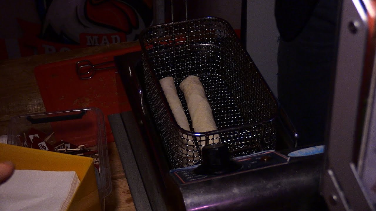 Kruising tussen frikandel en loempia: de Loempidel - YouTube