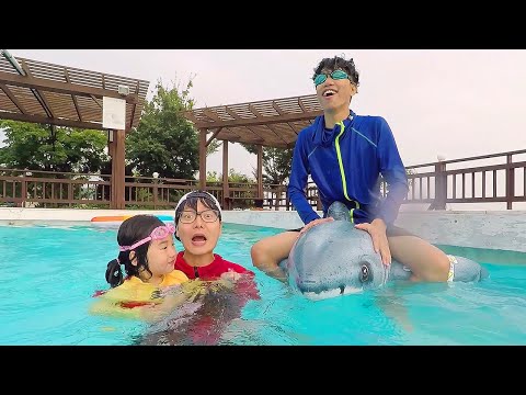 बोराम खिलौने और फ्रिज के साथ बाहर खेलना I Boram Stories