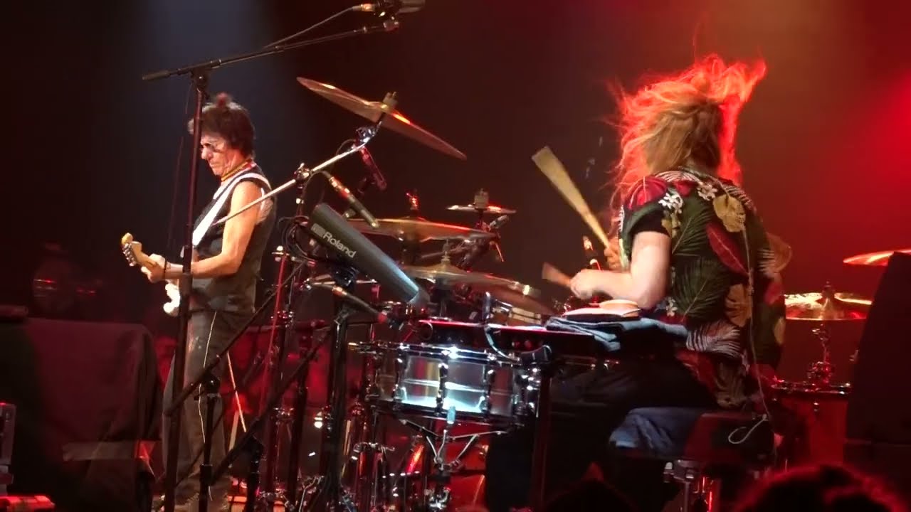 Jeff Beck Live in Phoenix 11/1/2022 "Loose Cannon" - YouTube