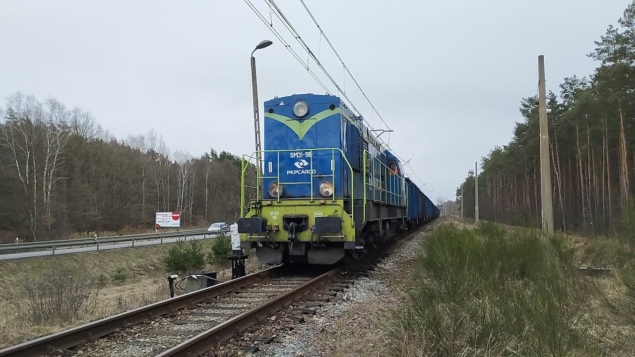 SM31-118 z węglarkami i składem drewna na stacji Tworóg - YouTube