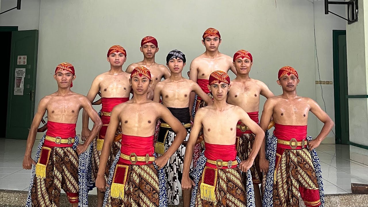 Ujian Akhir Semester 3 Mata kuliah Tari Alus Surakarta Kelompok ...