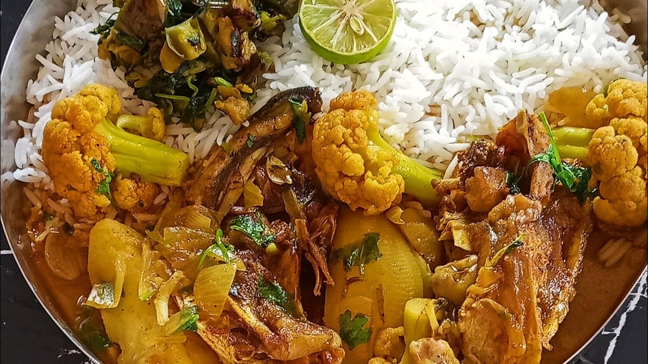 Eating Big Fish Head Curry with Aloo Gobi, Basmati Rice, Methi Bhaji ...