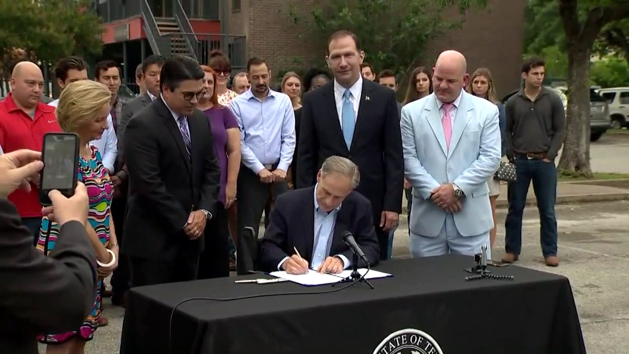 Abbott signs TNC bill into law; Uber and Lyft returning to Austin - YouTube