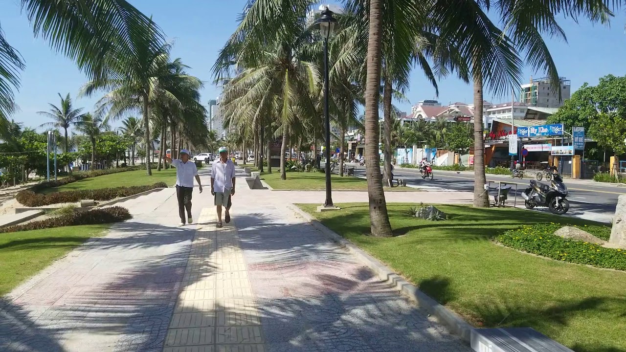 Walking in Da Nang Beach Road Vietnam at Early Time. - YouTube