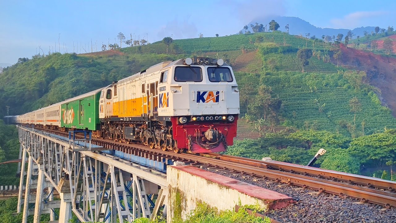 KERETA MENEMBUS KEINDAHAN ALAM DAOP 2 BANDUNG MENYEBRANG DI ATAS ...
