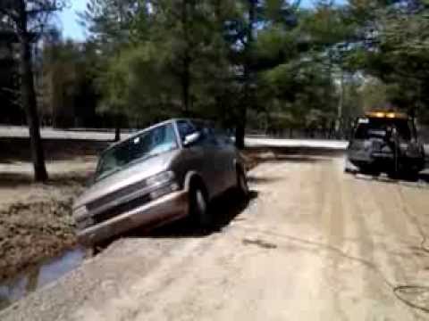 How A Skilled Tow Truck Driver Keeps A Van From Tipping Over. 5.24.2013 ...