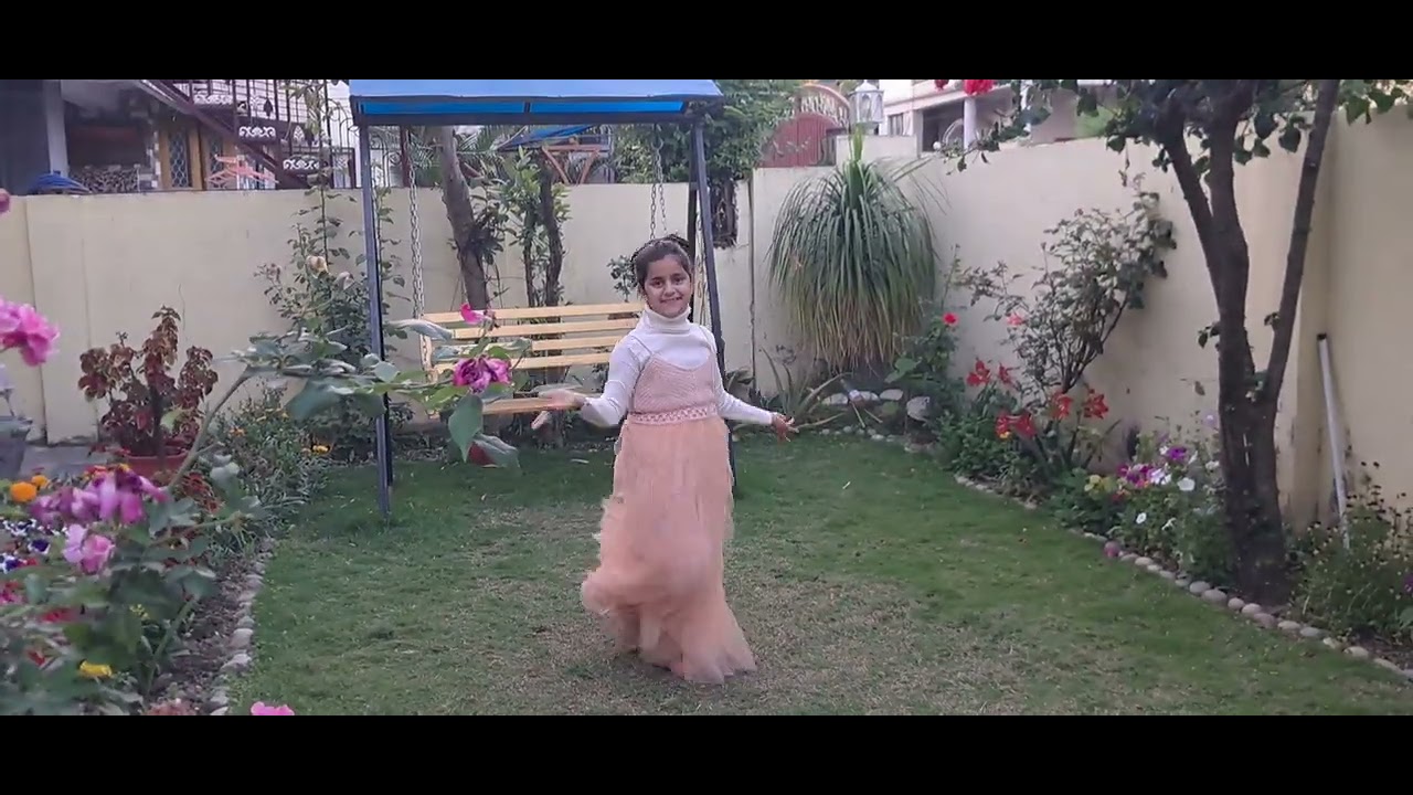 #le ja le ja re [ cute girl ar doing 😍 Dance] #beautiful song ] - YouTube