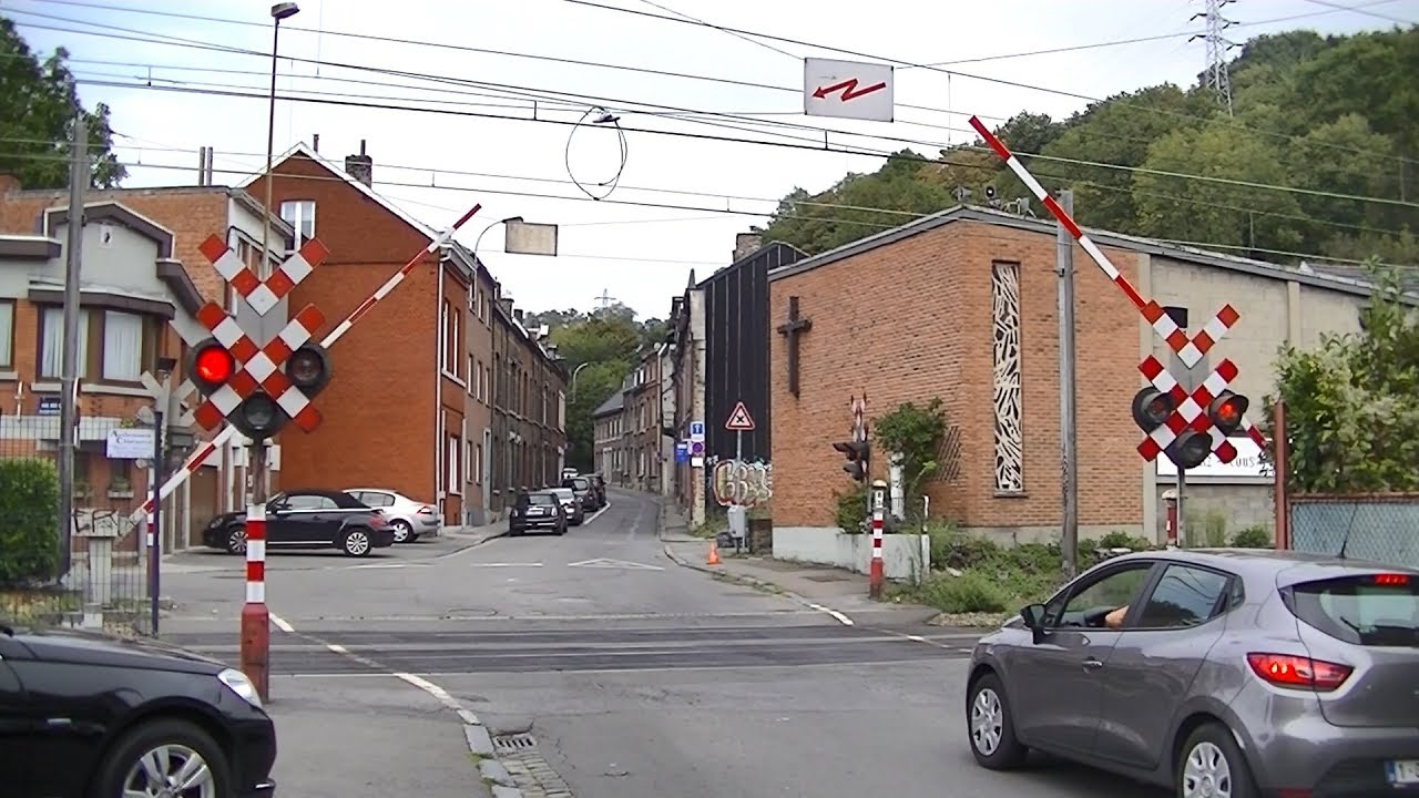 Spoorwegovergang Liège (B) // Railroad crossing // Passage à niveau ...