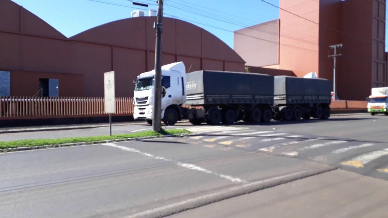 RODOTREM CURTO IVECO HI-WAY GRANELEIRO STEIN TRANSPORTES - YouTube
