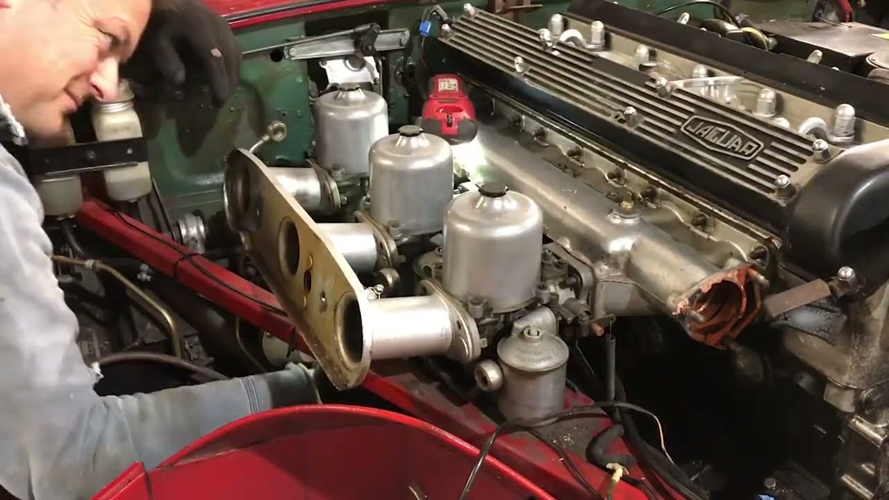 '67 Jaguar E-Type - 5 minute engine & gearbox removal! - YouTube