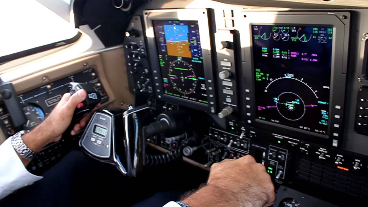 Super King Air B200 aircraft landing - YouTube