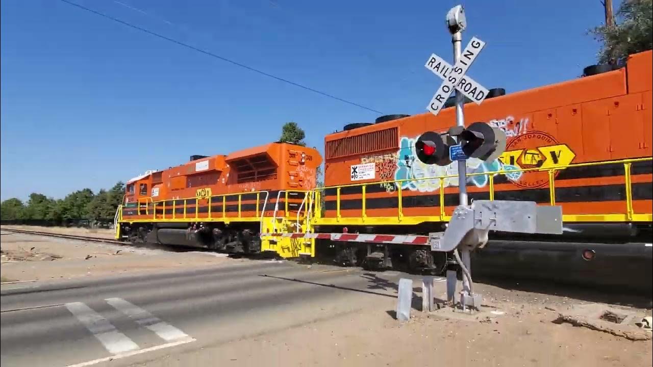 SJVR 2409 and 2164 passing Willow Ave Fresno ca (US&S Teardrop Bell) - YouTube
