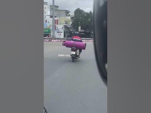 Вьетнамец может перевезти на мопеде все что угодно - YouTube