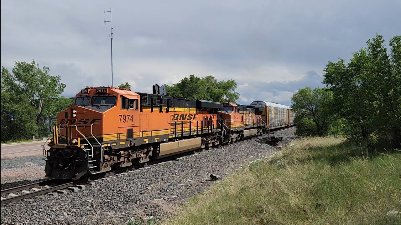 BNSF 7974 Leads the H-KCKDEN1-16A with a Wave - YouTube