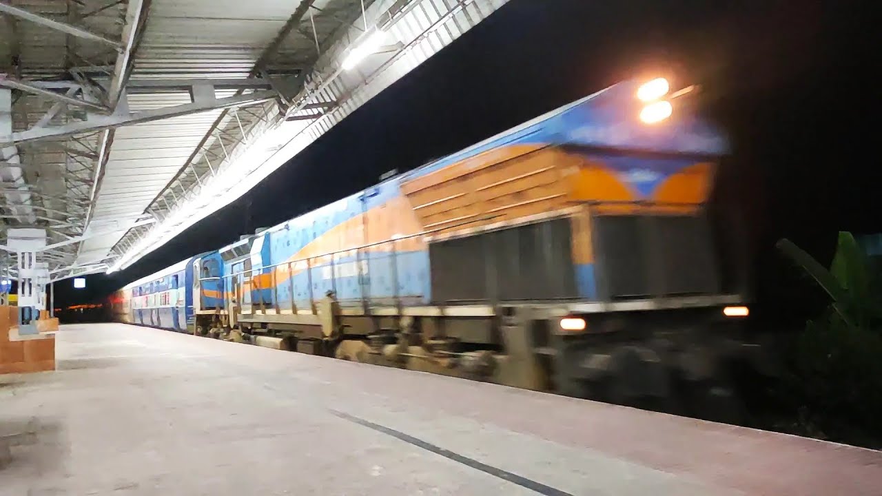 15722 Paharia Express Passing Chuchura With Full Speed.Loco In Charge ...