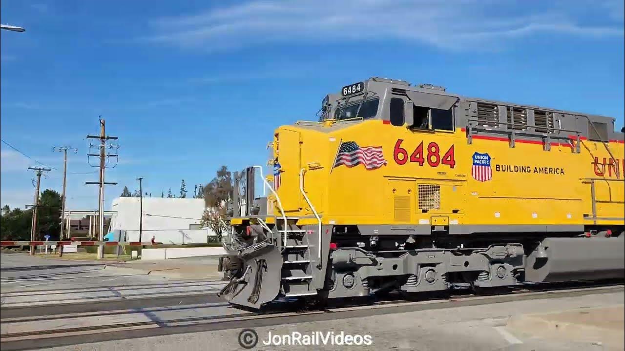 12/25/22 Pre2: EB UP powermove with UP 6484 new scheme passes through Mission Mill Rd on ...