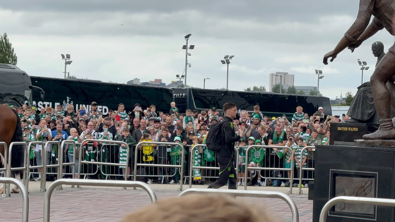 CELTIC TEAM BUS ARRIVING BEFORE THE CELTIC V NEWCASTLE GAME !! - YouTube