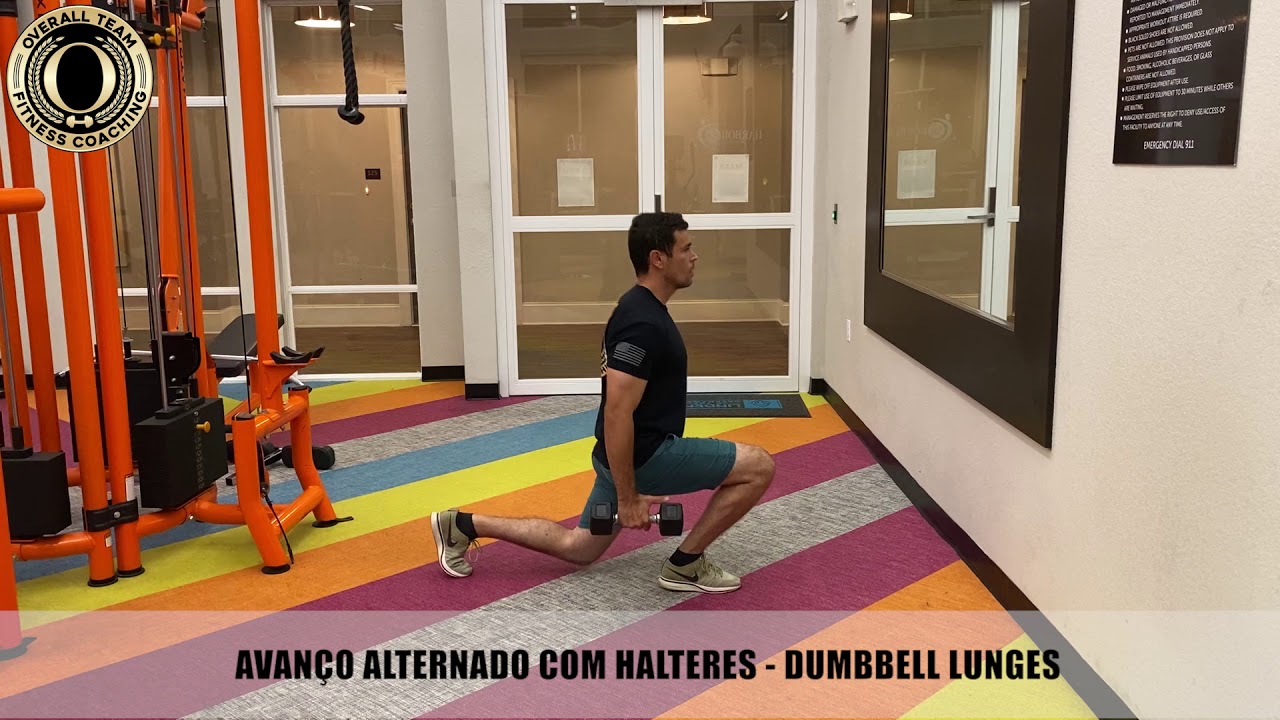 AVANÇO ALTERNADO COM HALTERES - DUMBBELL LUNGES - YouTube