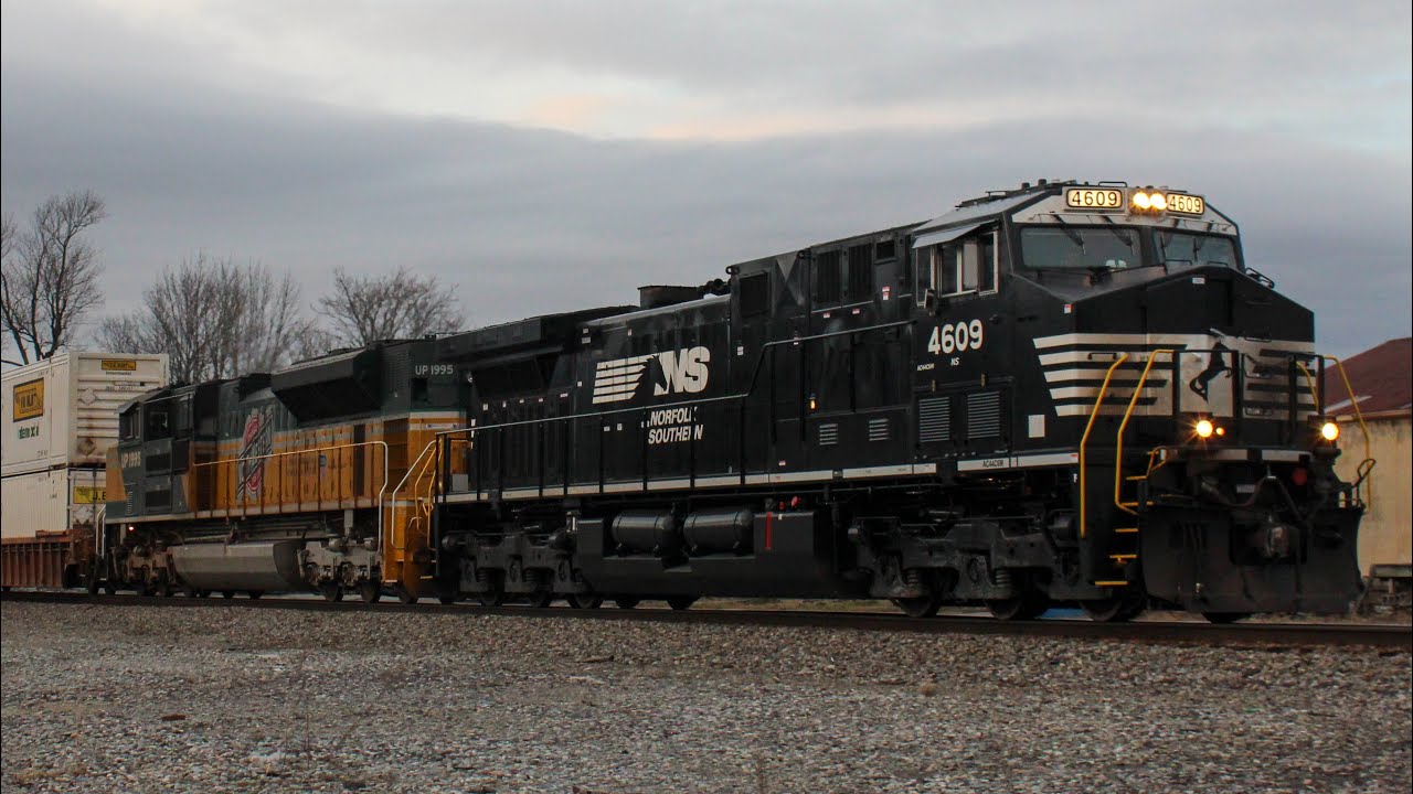 I’m Back! (And For Good This Time) NS 219 With The CNW Heritage Unit Through Lawrenceburg, KY ...