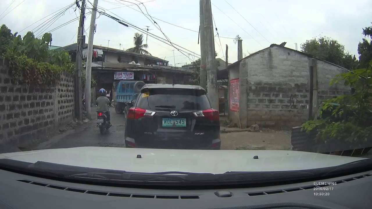 2 motorcycle overtake at very blind curve - YouTube