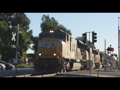 UP 3834 LOF65 flying through Camarillo 11-1-23 - YouTube