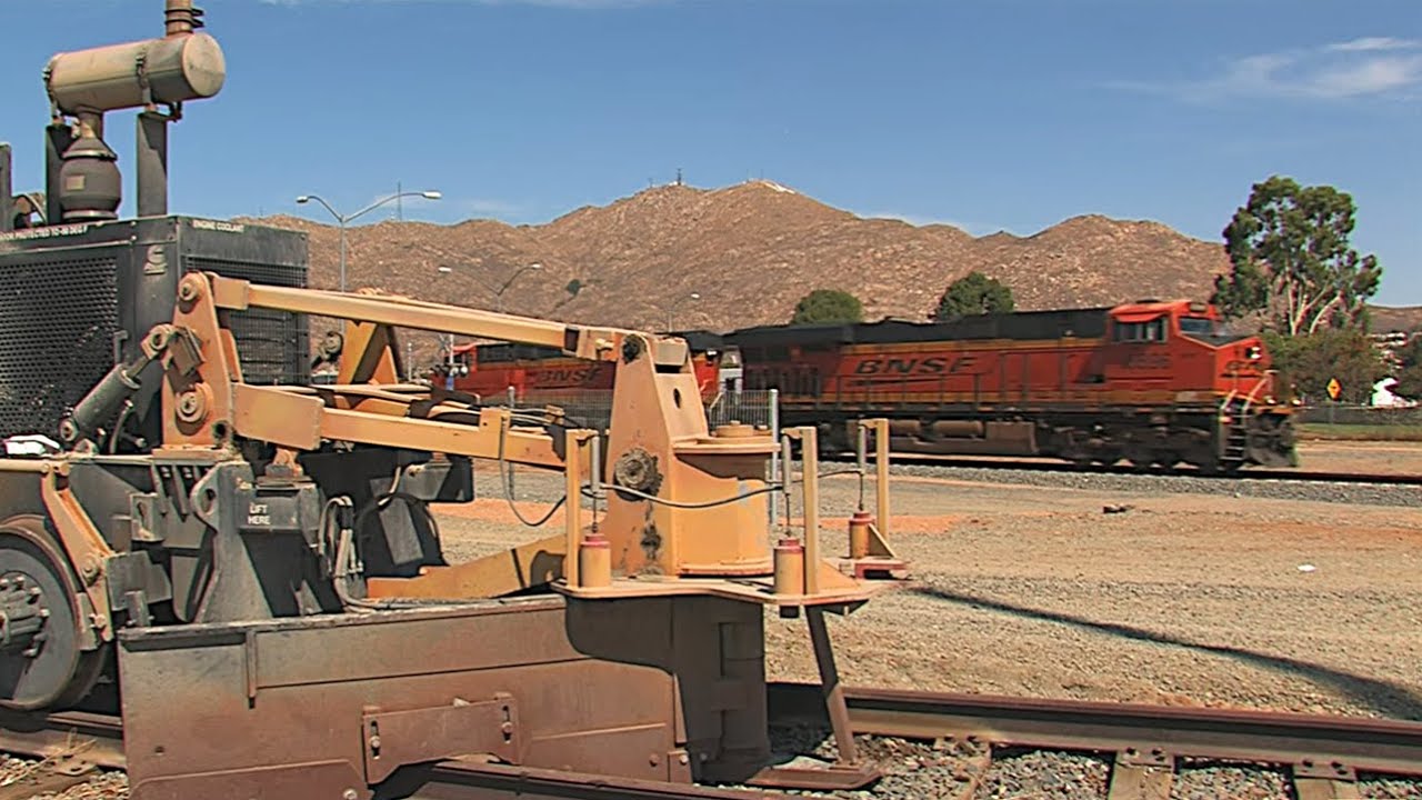 Inland Empire Railfanning Tour Volume 10: Chasing a BNSF Baretable down ...